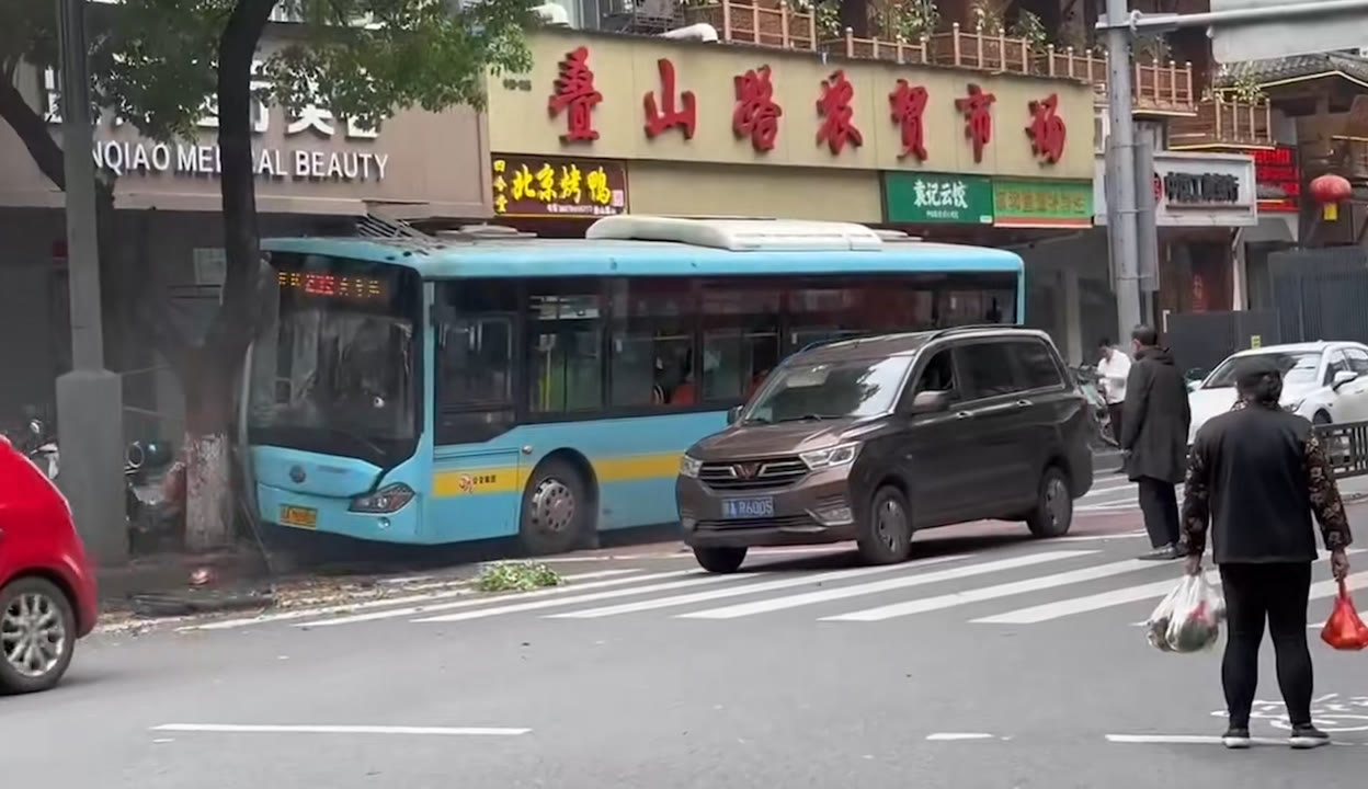 【中国网教育】3死7伤!南昌通报公交车失控撞多人:司机突发心脏不适失去意识 2万粉丝1万作品期待你的评论资讯视频 免费在线观看 爱奇艺